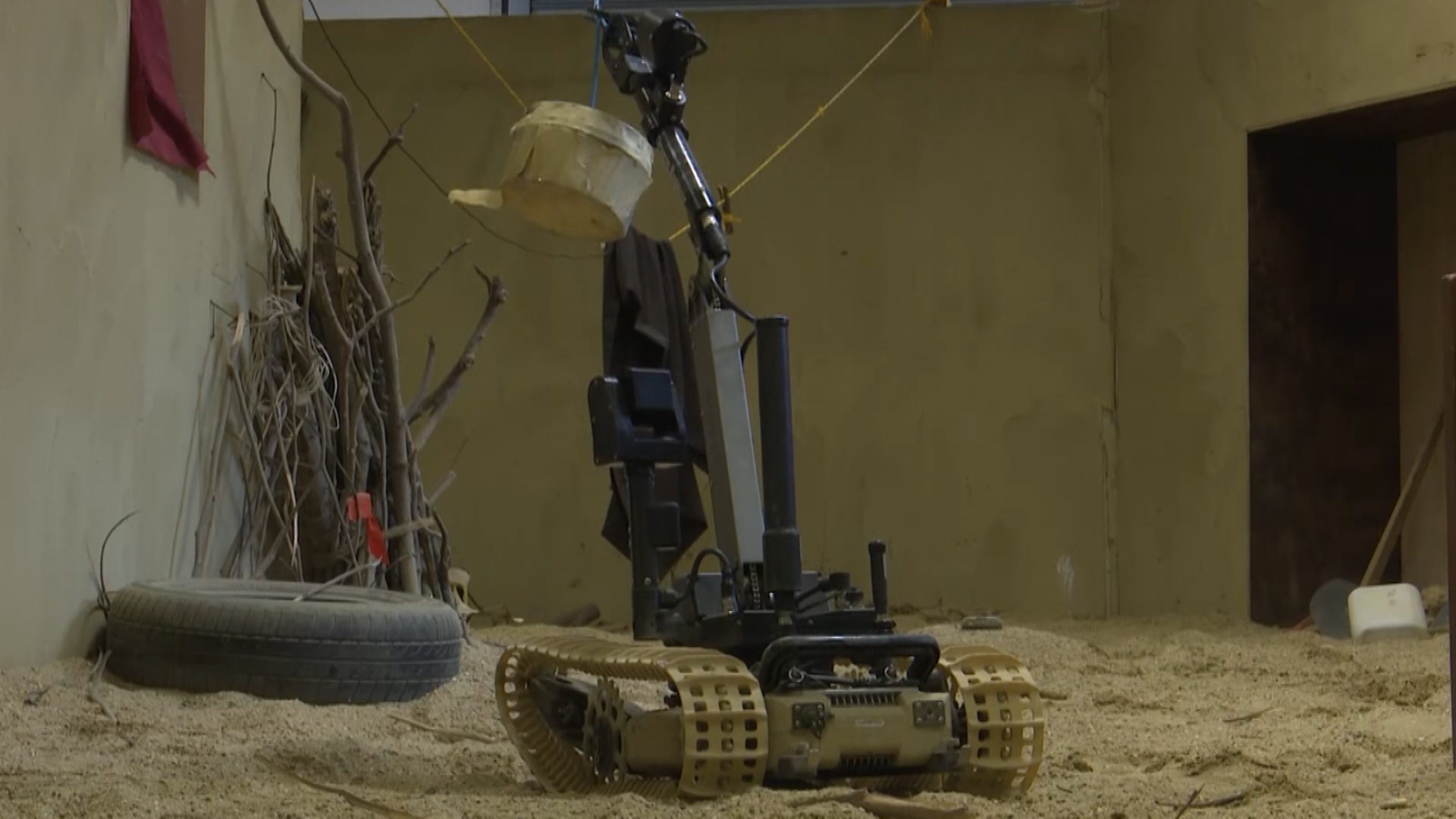 Troops Give Civilians Insight Into Bomb Disposal Work